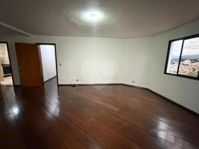Apartamento com 161 m² e 3 quartos à venda em Água Fria