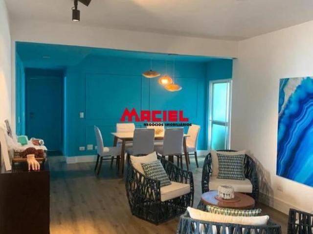Apartamento com 176m² próximo ao Supermercado Villa Real