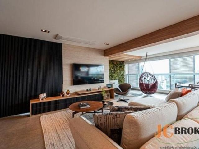 Apartamento com 179 m² de área útil, 3 vagas