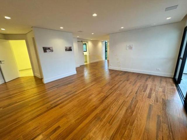 Moema | 186m² | 1 por andar | 3 suítes | Reformado + depósito