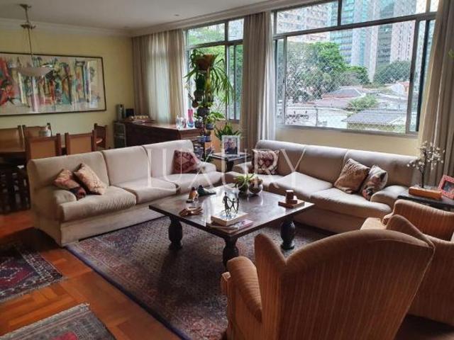 Apartamento com 189 m², 3 quartos sendo 1 suíte à venda no bairro Itaim Bibi