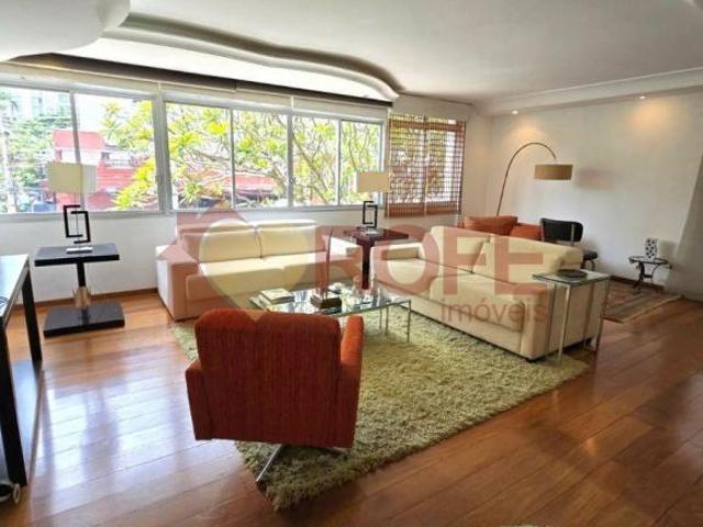 Apartamento com 180 metros com hall social privativo e 3 vagas de garagem á venda no Itaim Bibi