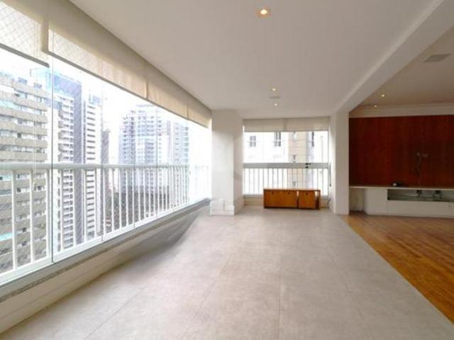 Apartamento com 181 m² e 4 quartos à venda em Moema