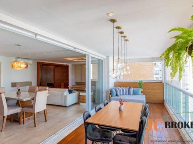 Apartamento com 194m² de área útil, 3 suítes, 4 vagas
