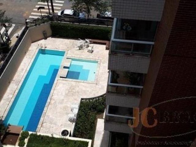 Apartamento com 195m² de área útil, 3 vagas de garagem, living, 3 suítes