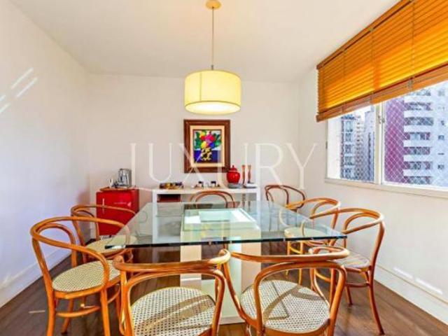 Apartamento com 196 m², 4 quartos sendo 3 suítes à venda no bairro Itaim Bibi