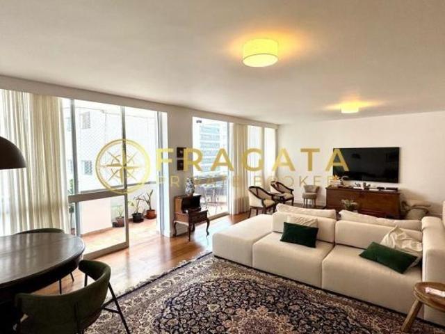 Apartamento com 190m², reformado, andar alto, varanda e 2 vagas no Jardim Paulista