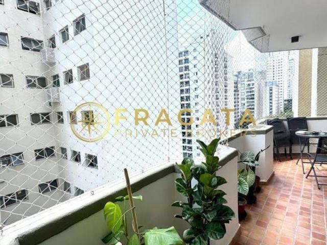 Apartamento com 190m², reformado, andar alto, varanda e 2 vagas no Jardim Paulista