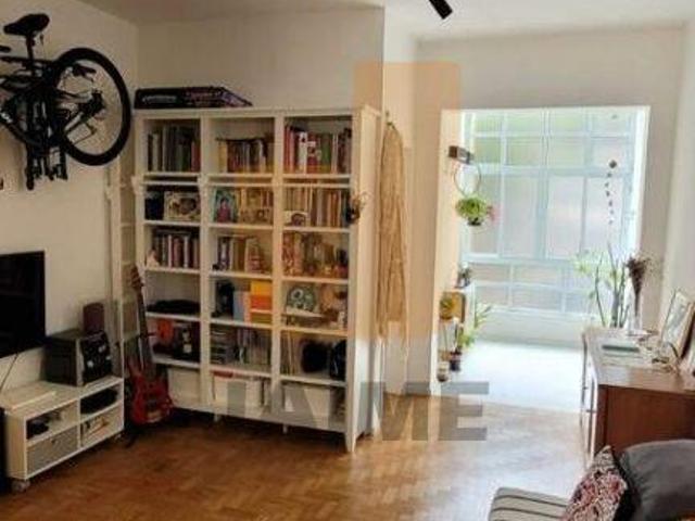 Apartamento com 1 suíte, varanda, lavabo, sala com cozinha integrada e área de serviço, sem vaga.