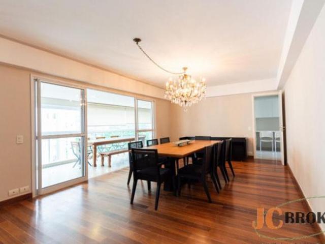 Apartamento com 204m² de área útil, 3 suítes, 3 vagas
