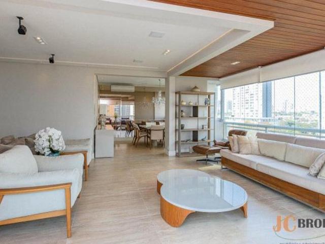 Apartamento com 205 m² de área útil, 4 dormitórios sendo 2 suítes, 4 Vagas
