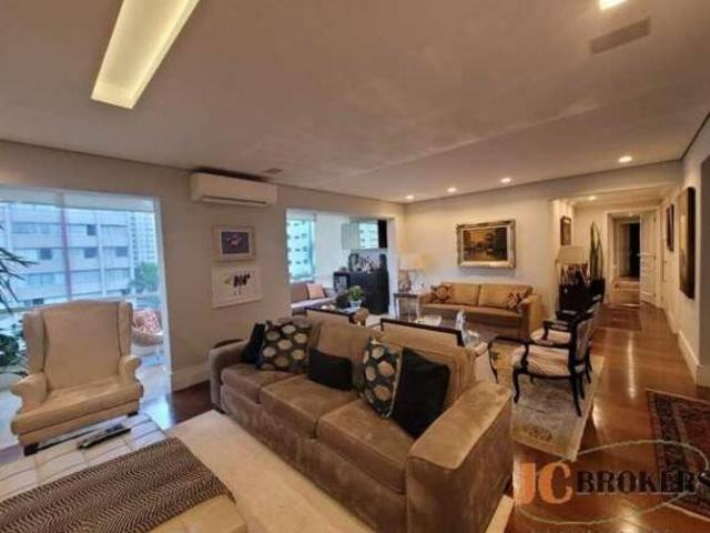 Apartamento com 208m², 4 dormitórios sendo 2 suítes, 4 vagas