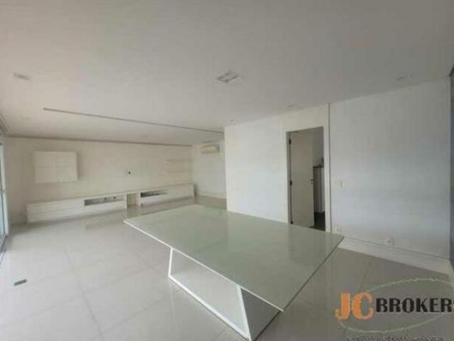 Apartamento com 209m² de área útil, 4 suítes, 4 vagas