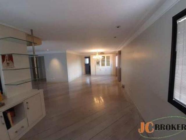 Apartamento com 200 m² de área útil, 4 suítes, 4 vagas