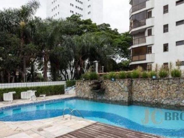 Apartamento com 200m² de área útil, 3 vagas, amplo living, terraço, copa/sala de almoço, 3 suítes