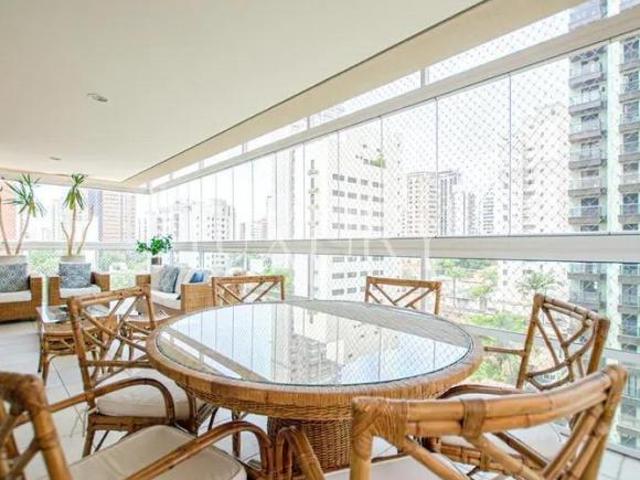 Apartamento com 214 m², 4 quartos sendo 2 suítes à venda em Moema