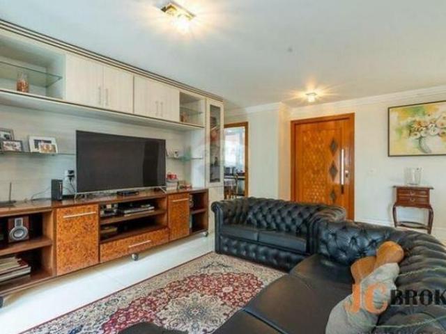 Apartamento com 214m² de área útil,3 dormitórios, sendo 1 deles suíte, 2 vagas