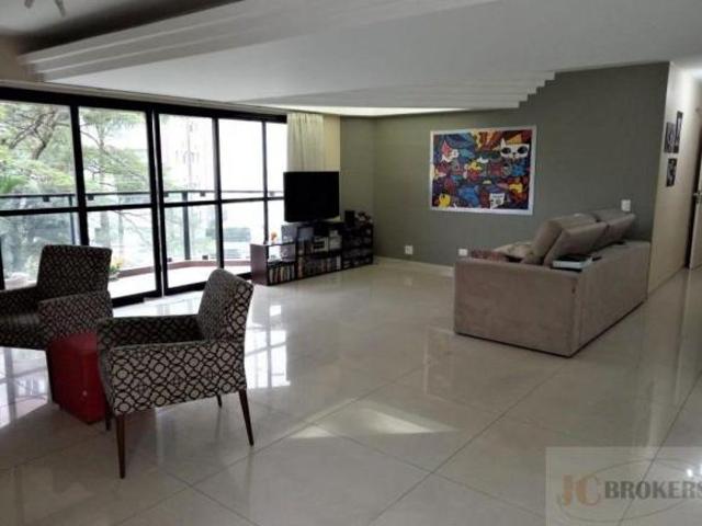 Apartamento com 216m² de área útil, 2 suítes, 3 vagas
