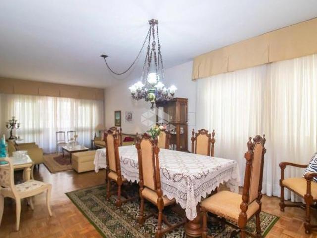 Apartamento com 217,30 m², 3 dorm e 2 vagas de garagem