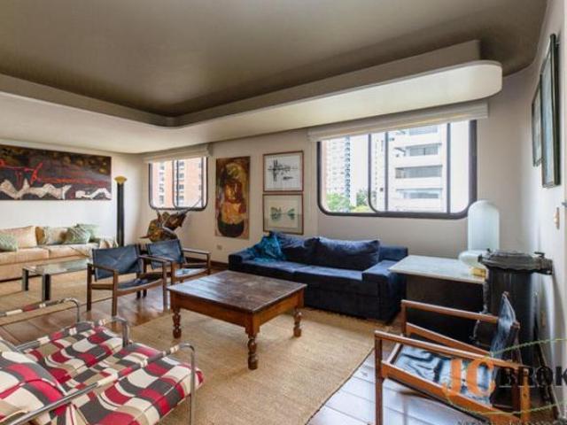 Apartamento com 210 m² de área útil, 3 dormitórios sendo 1 suíte com banheira, 4 Vagas