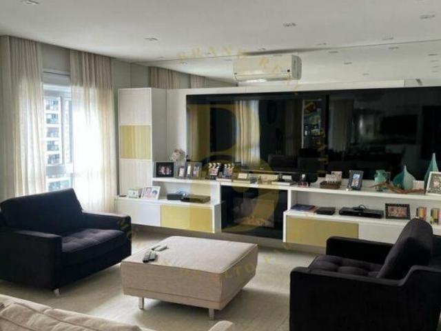 Apartamento com 210m² com 3 suítes para locação por R$30.000,00