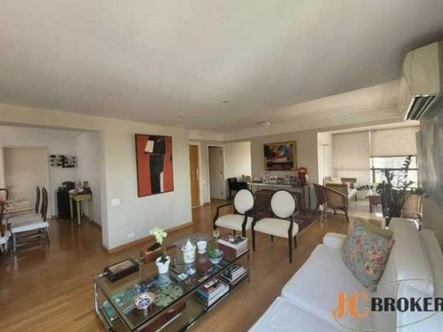 Apartamento com 210m² de área útil, 3 vagas