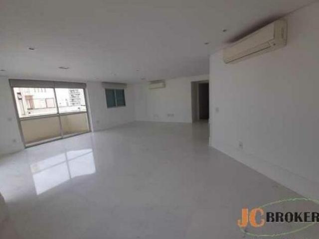 Apartamento com 210m² de área útil, 3 suítes, 3 vagas