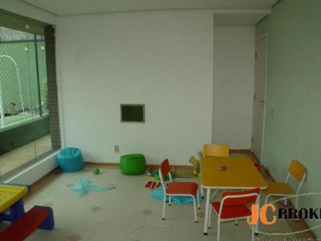Apartamento com 225m² de área útil, 4 vagas de garagem, 3 dormitórios sendo 3 suítes