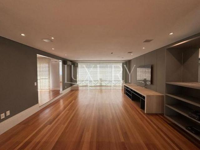 Apartamento com 220 m², 3 quartos sendo 3 suítes à venda no bairro Itaim Bibi