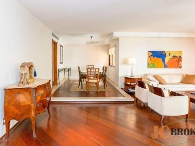 Apartamento com 220 m² de área útil, 3 suítes, 4 vagas