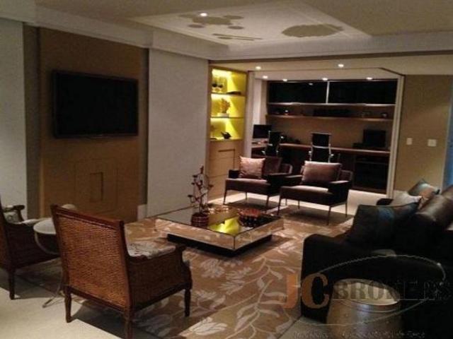 Apartamento com 220m² de área útil, totalmente reformado, 3 vagas, amplo living com varanda