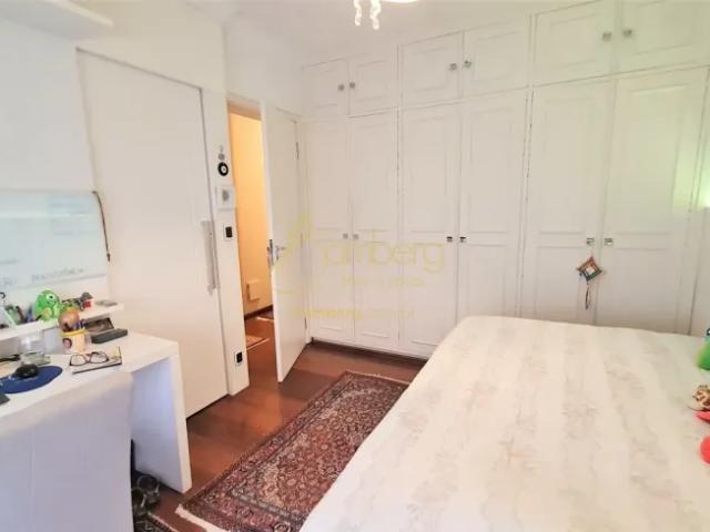 Apartamento reformado no Campo Belo com 230 m²