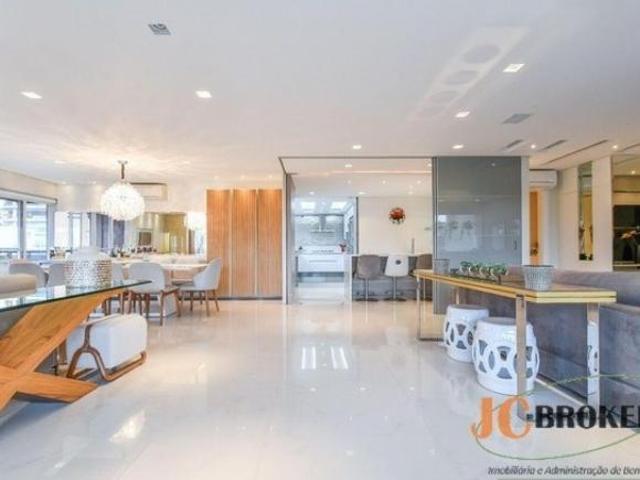 Apartamento com 244m² de área útil, 3 suítes, 3 vagas