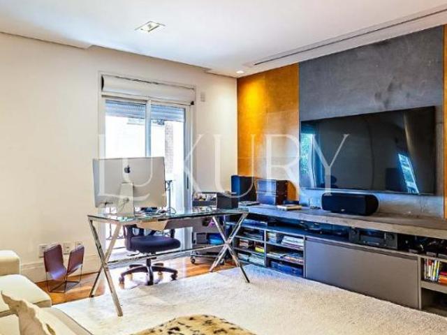 Apartamento com 245 m², 3 quartos sendo 3 suítes à venda no bairro Itaim Bibi