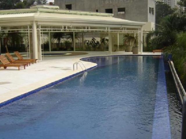 Apartamento com 245m² de área útil, amplo living, 3 suítes, varanda com churrasqueira, 4 vagas