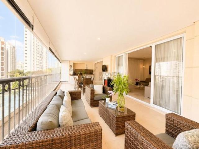 Apartamento com 247 m², varanda gourmet e 4 vagas na Vila Mariana