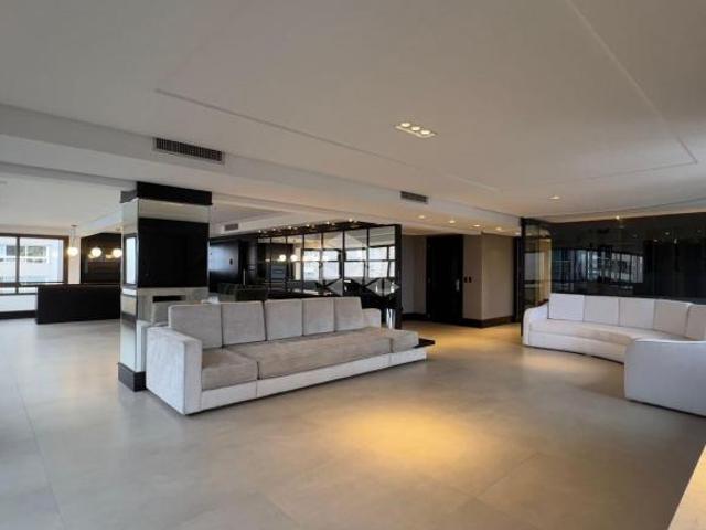 Apartamento com 248m² e três suítes no Petrópolis