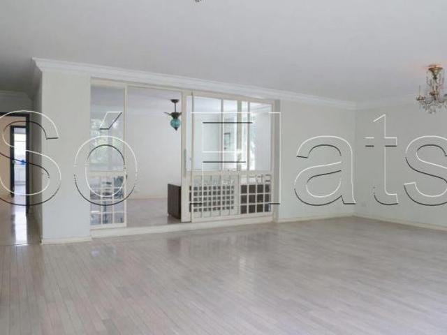 Apartamento com 248m² no Residencial Brasília com 3 dormitórios e 2 vagas