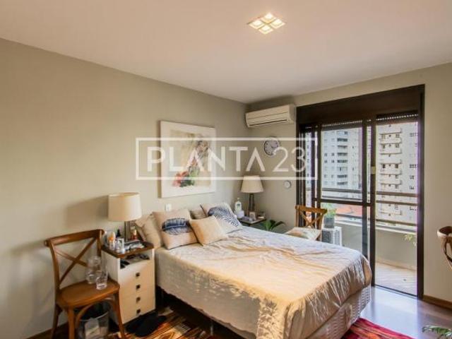 Apartamento com 240 m², 4 quartos sendo 3 suítes à venda no bairro Paraíso