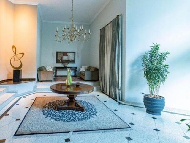 Apartamento com 255 m² de área útil, um por andar 4 suítes, living 3 ambientes, 4 Vagas