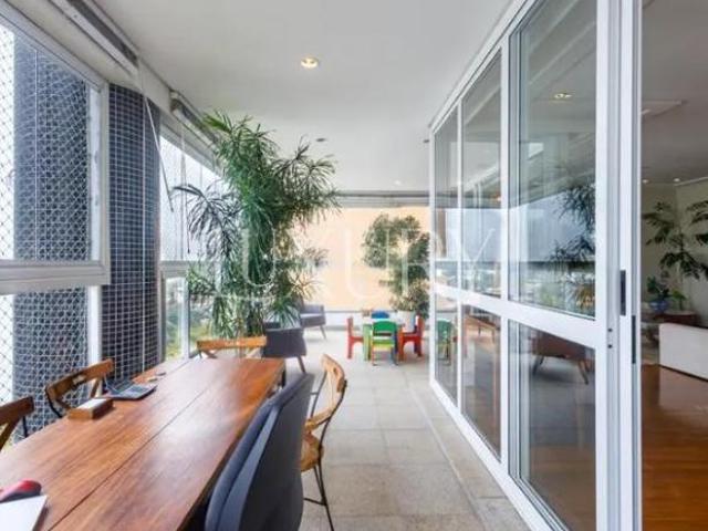 Apartamento com 258 m², 4 quartos sendo 3 suítes à venda no bairro Alto de Pinheiros