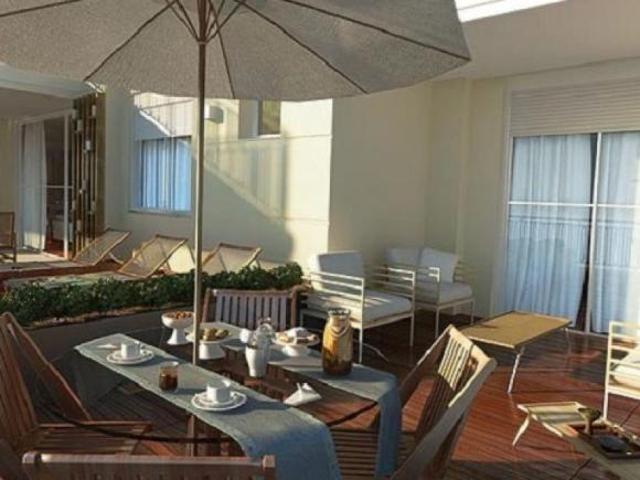 Apartamento com 250m² de área útil, amplo living, 4 vagas, 4 suítes
