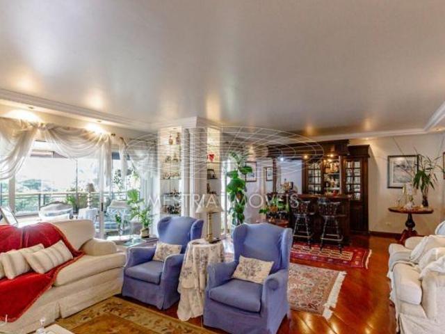 APARTAMENTO COM 266m2 EM RUA FECHADA