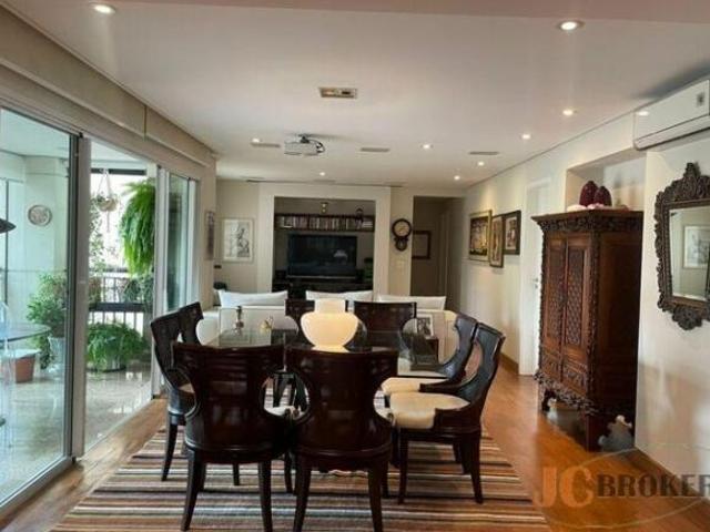 Apartamento com 274m² de área útil, 6 vagas, 5 suítes