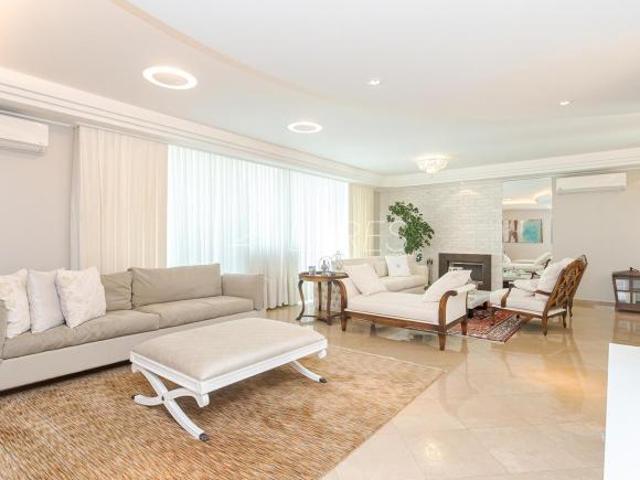 Apartamento com 297 m², 4 quartos sendo 4 suítes à venda no bairro Batel