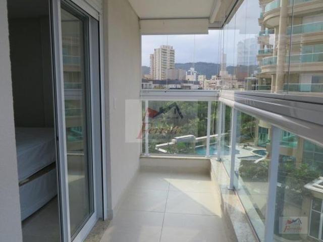 Apartamento com 2 dormitórios mobiliado e climatizado com vista mar