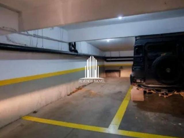 Apartamento com 2 dormitórios, 1 banheiro com janela, 2 vagas livres de garagem