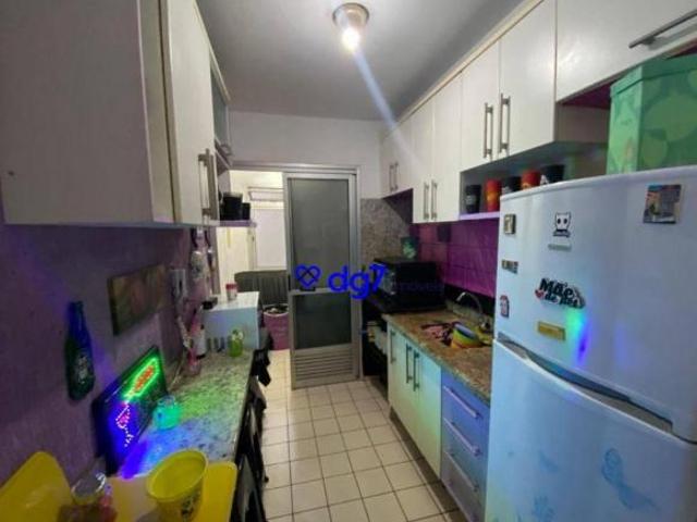 Apartamento com 2 dormitórios, 1 banheiro, sala e sacada!