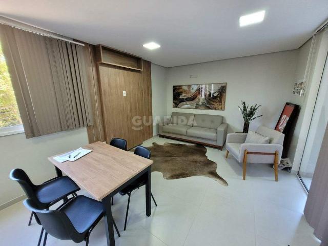 Apartamento com 2 dormitórios, 1 suíte e 2 vagas de garagem no bairro Petrópolis. COD: 18222