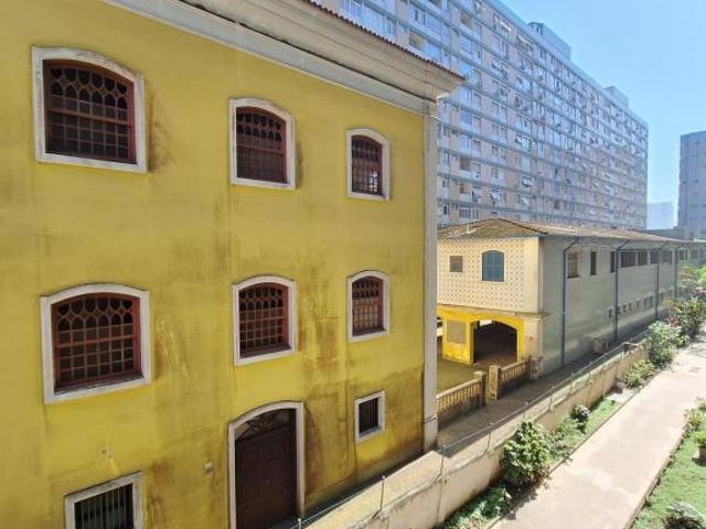 Apartamento com 2 dormitórios, 1 suíte e vista para a Praia do Embaré !